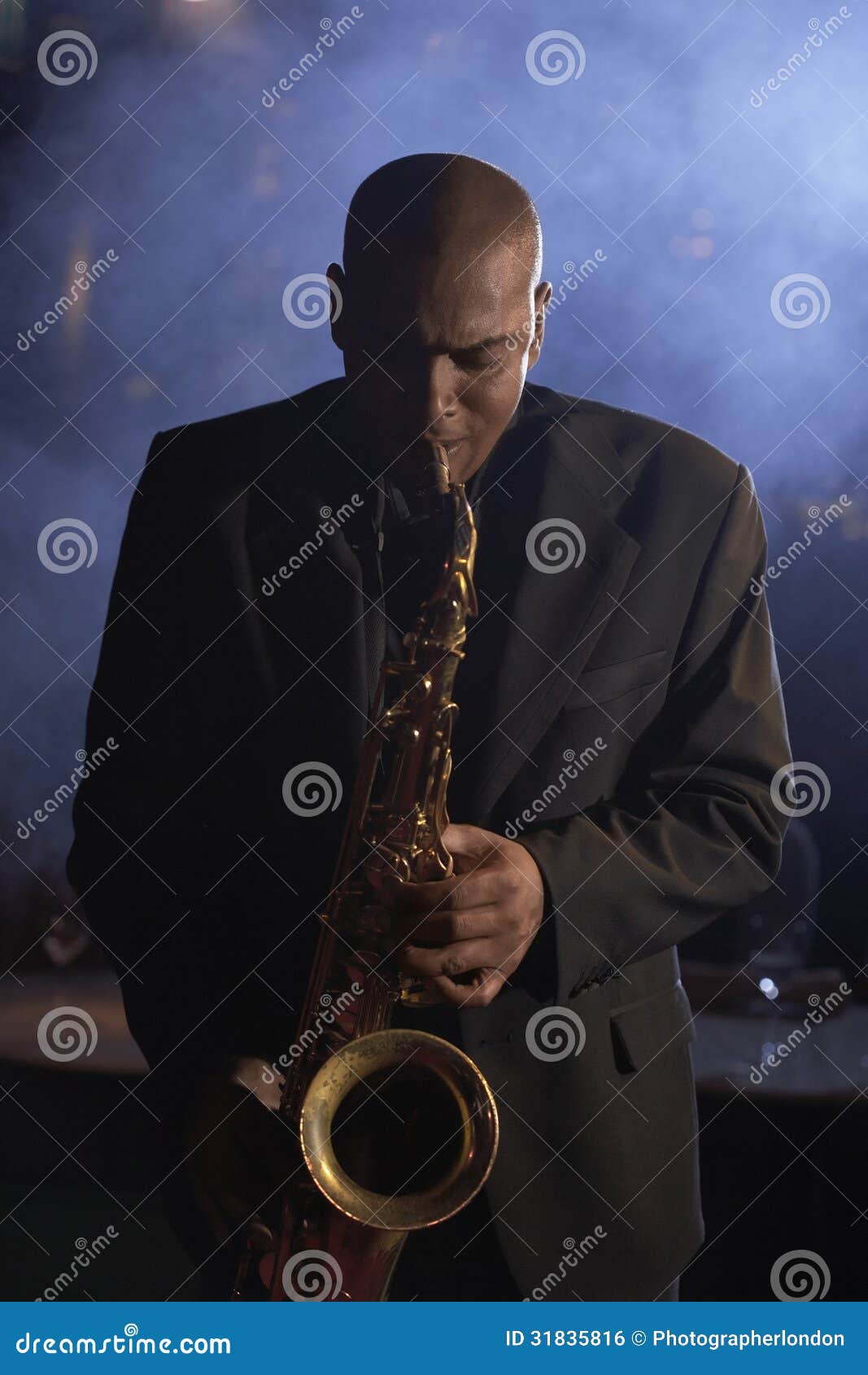 Saxofonista Playing Jazz foto de stock. Imagem de bronze - 31835816