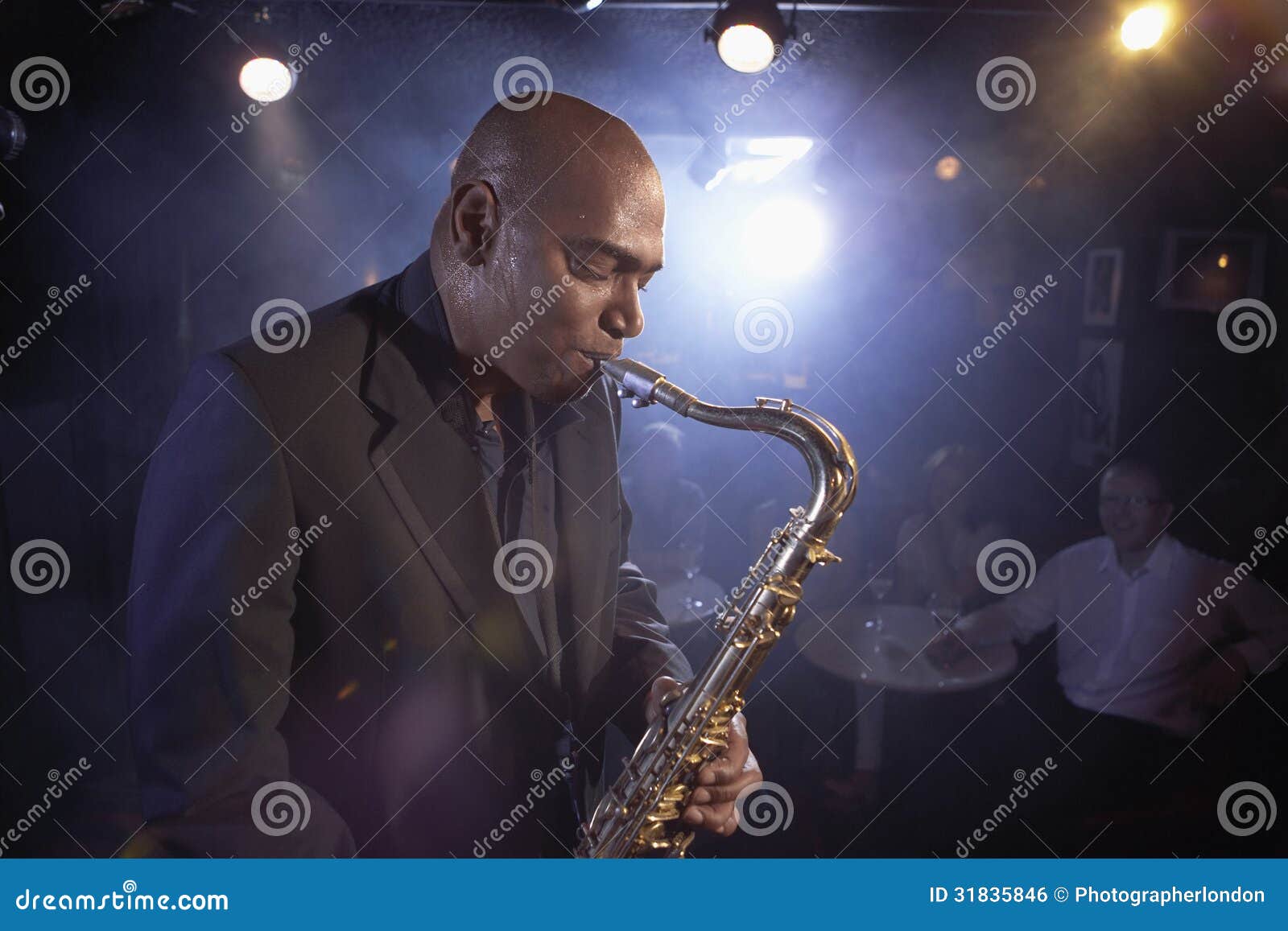 Saxophonist Performing in Jazz Club Stockfoto - Bild von kahl ...