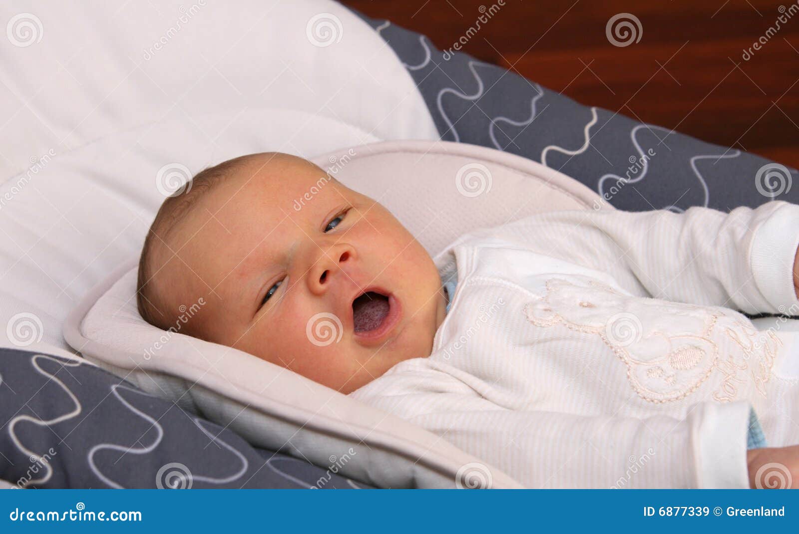 Sbadiglio Appena Nato Del Bambino Immagine Stock - Immagine di felicità ...