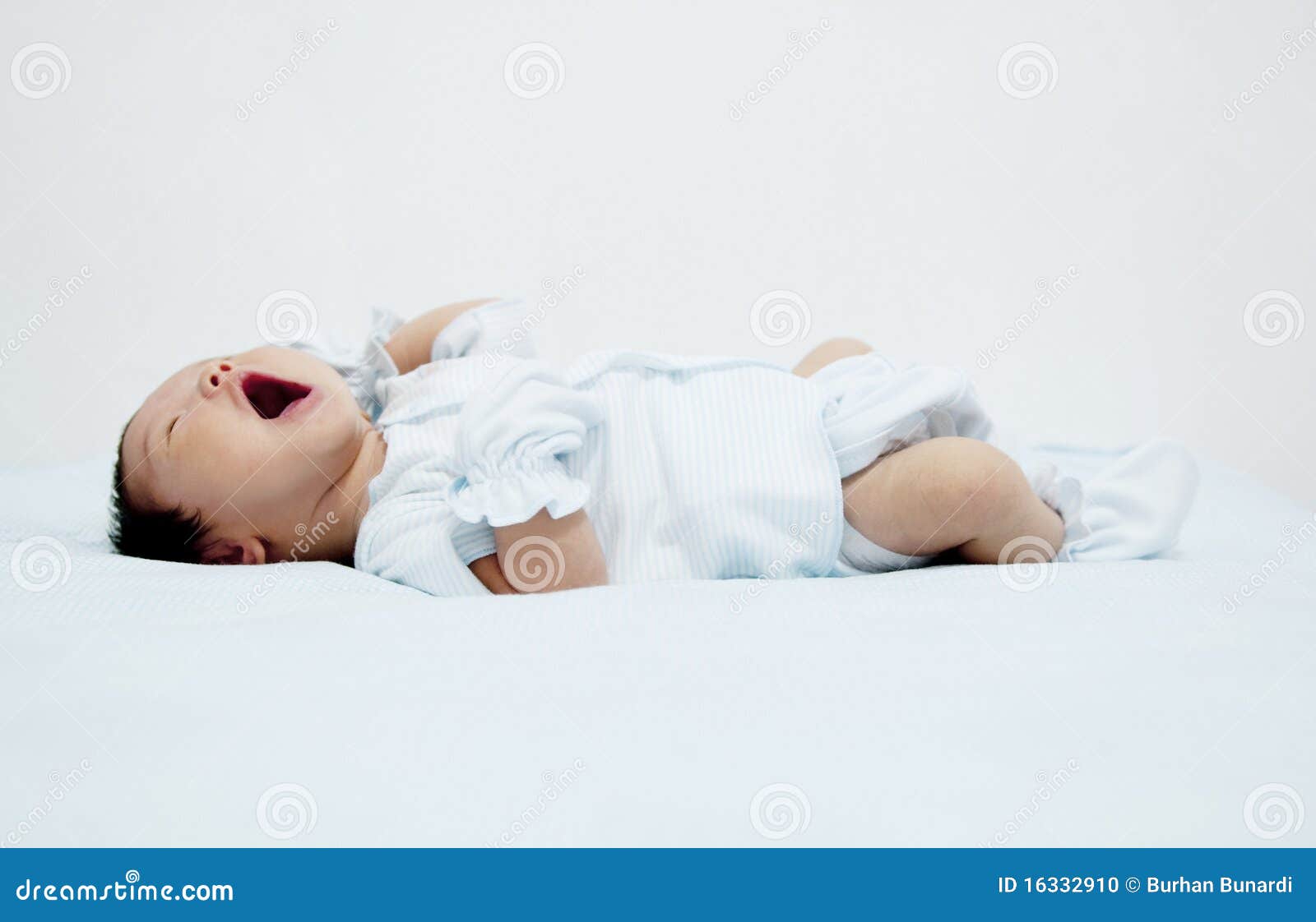 Sbadiglio del bambino fotografia stock. Immagine di neonato - 16332910