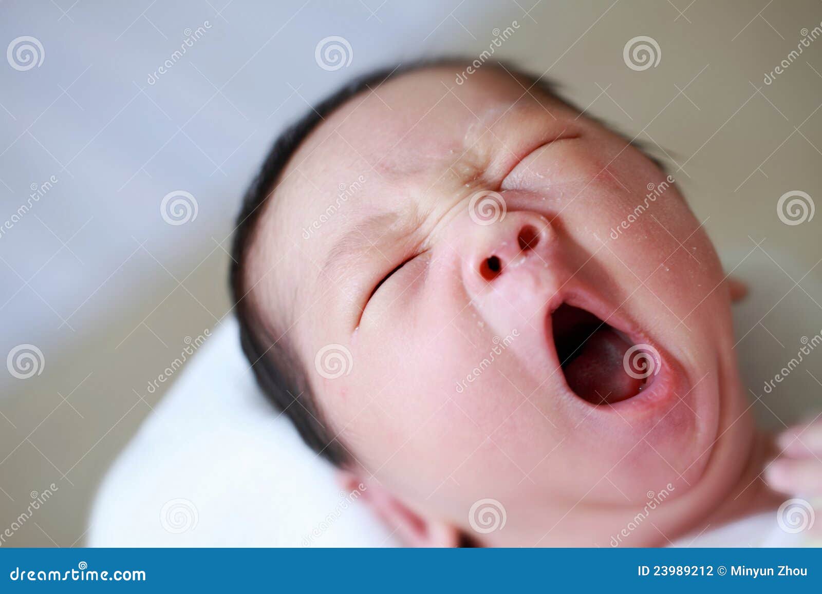 Sbadiglio del bambino fotografia stock. Immagine di umano - 23989212