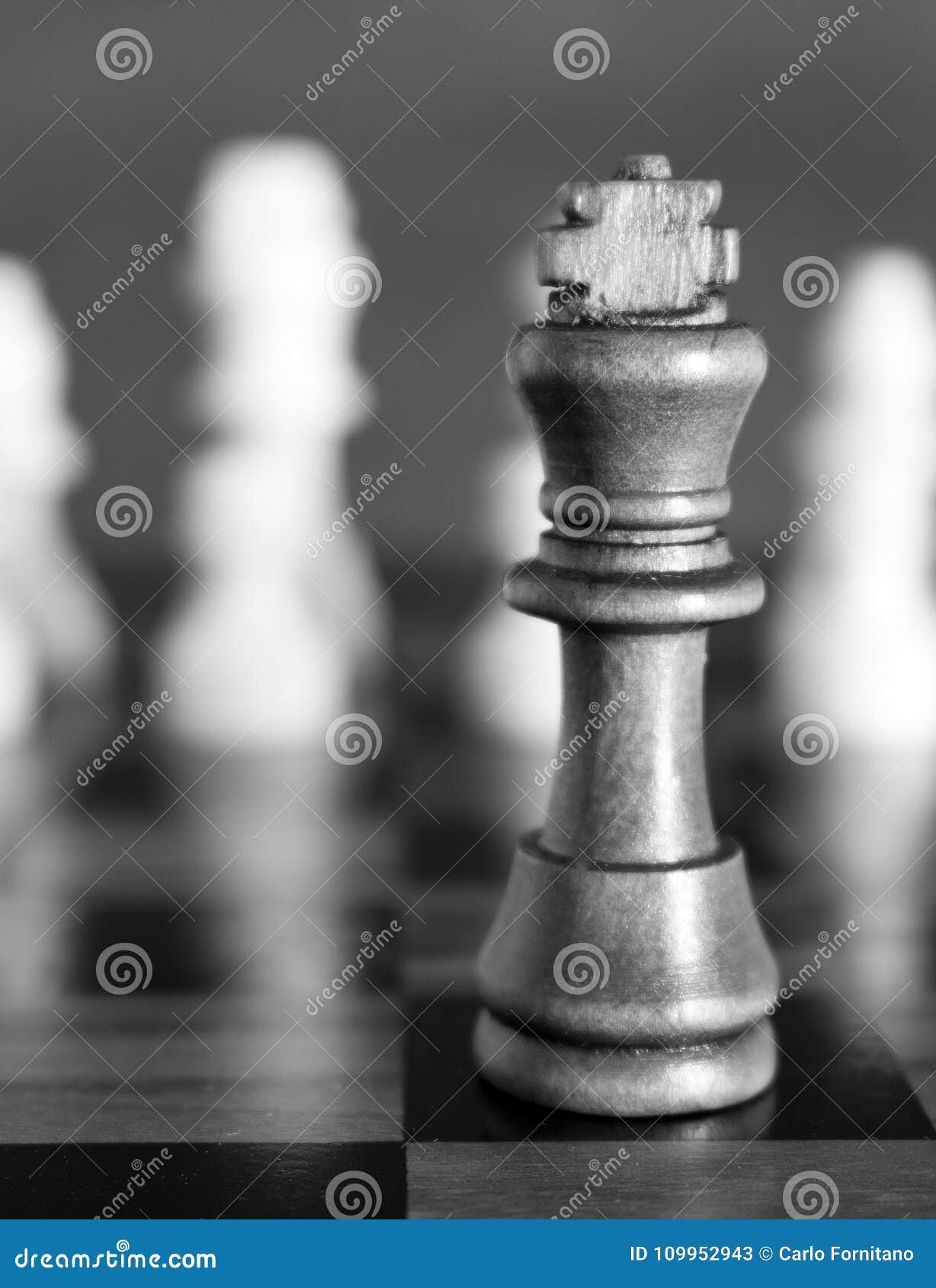 Scacchi su una scacchiera immagine stock. Immagine di bianco - 109952943