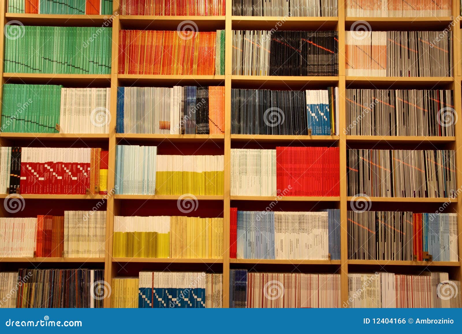 Scaffale con i libri fotografia stock. Immagine di carta - 12404166