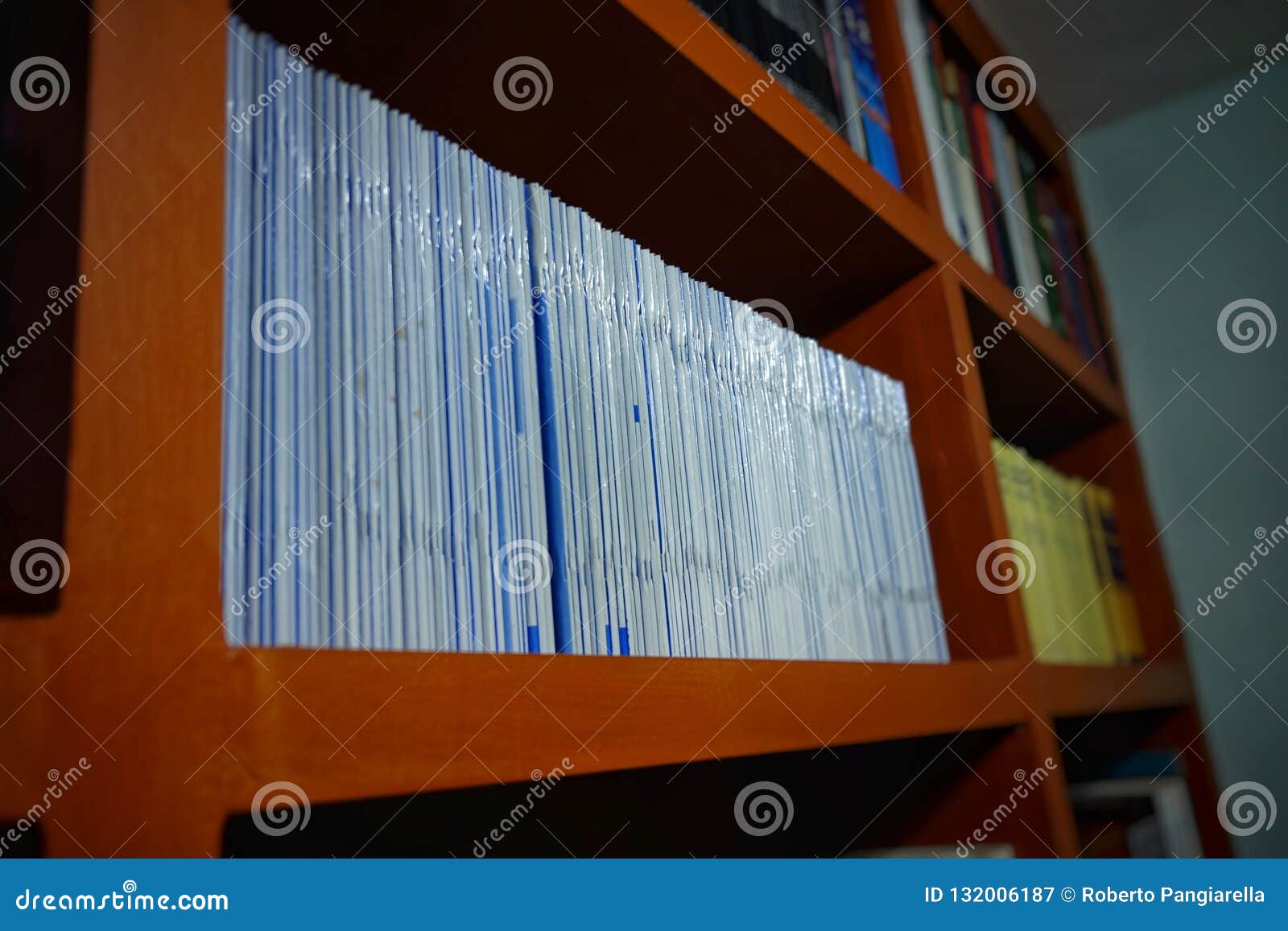 Scaffale Per Libri in Pieno Dei Libri Immagine Stock - Immagine di pila ...