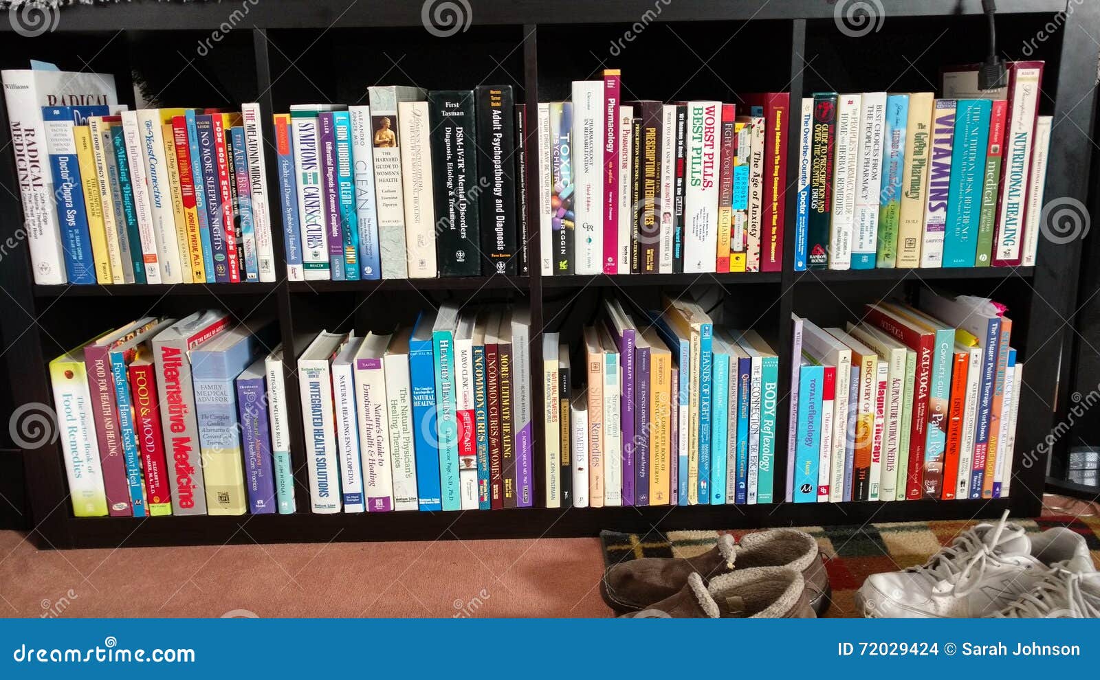 Scaffale Per Libri in Pieno Dei Libri Immagine Stock Editoriale ...