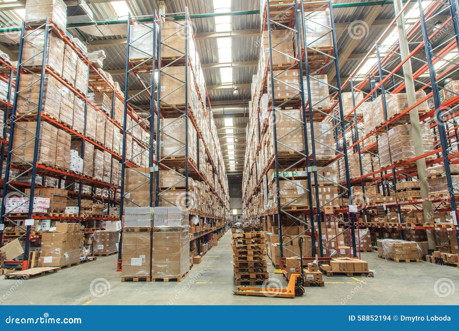 Scaffali Del Magazzino Con Le Merci Fotografia Stock - Immagine di ...