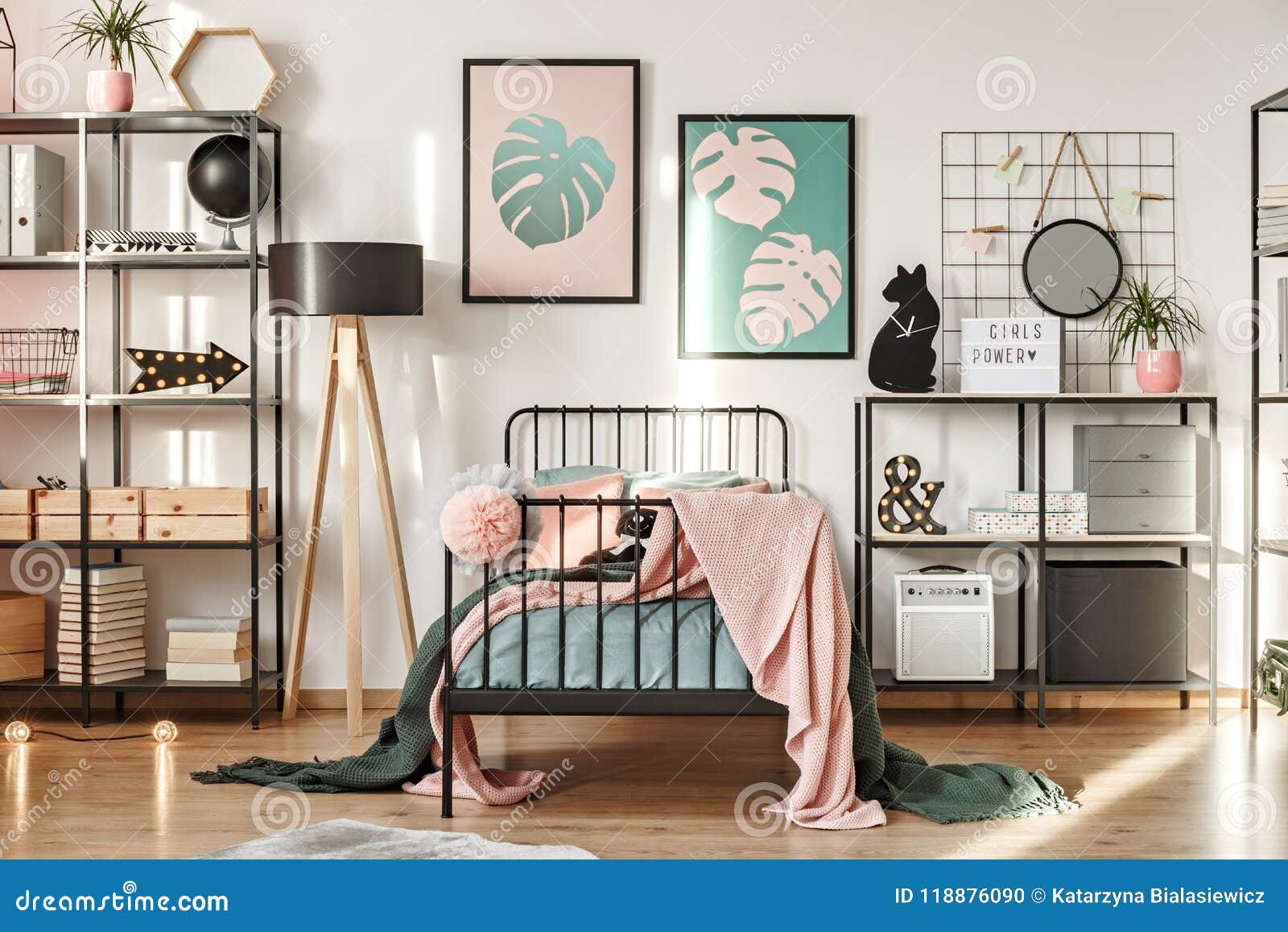 Scaffali Nella Camera Da Letto Della Ragazza Fotografia Stock ...