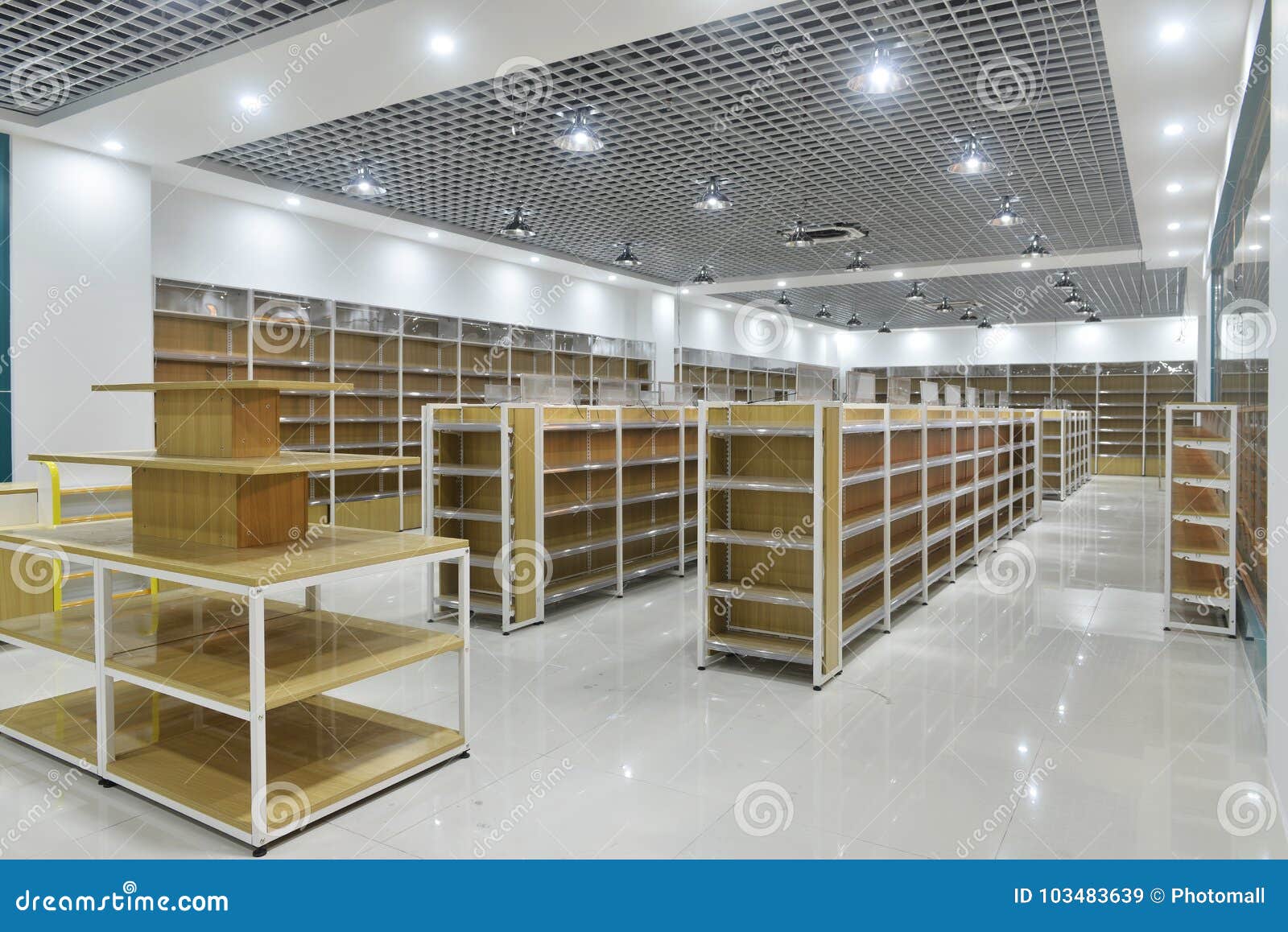 Scaffali Vuoti Dell'interno Del Supermercato Immagine Stock - Immagine ...