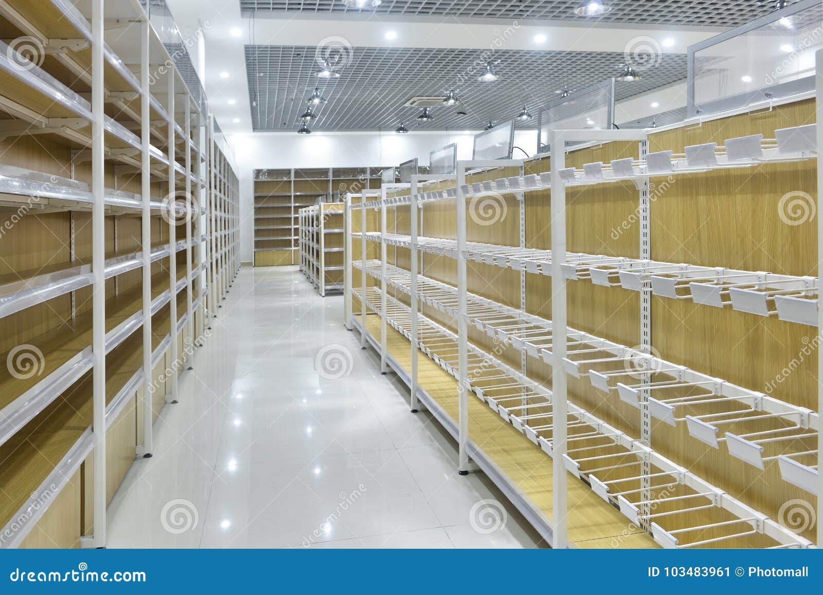 Scaffali Vuoti Dell'interno Del Supermercato Immagine Stock - Immagine ...
