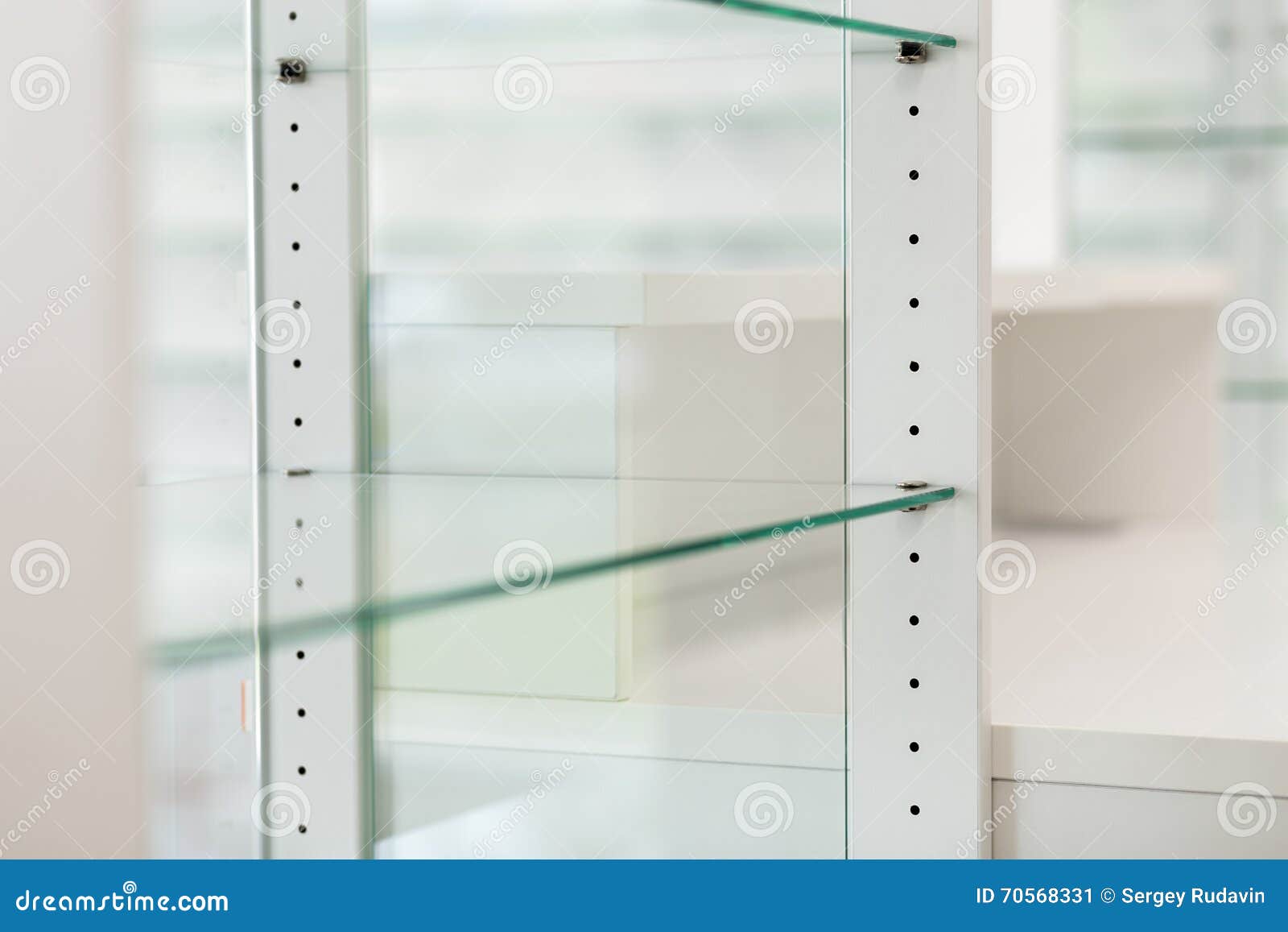 Scaffali vuoti di vetro immagine stock. Immagine di posto - 70568331