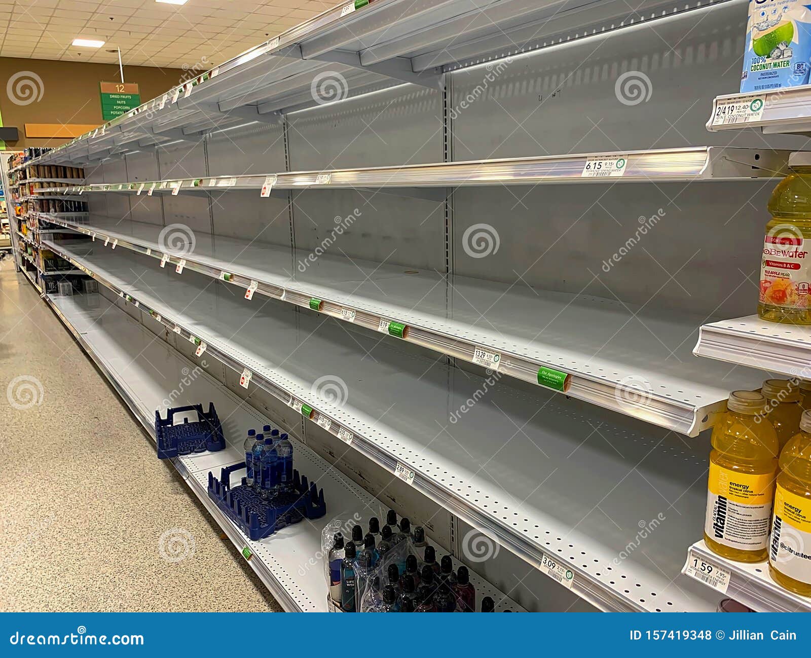 Scaffali Vuoti in Un Supermercato Locale Fotografia Stock Editoriale ...