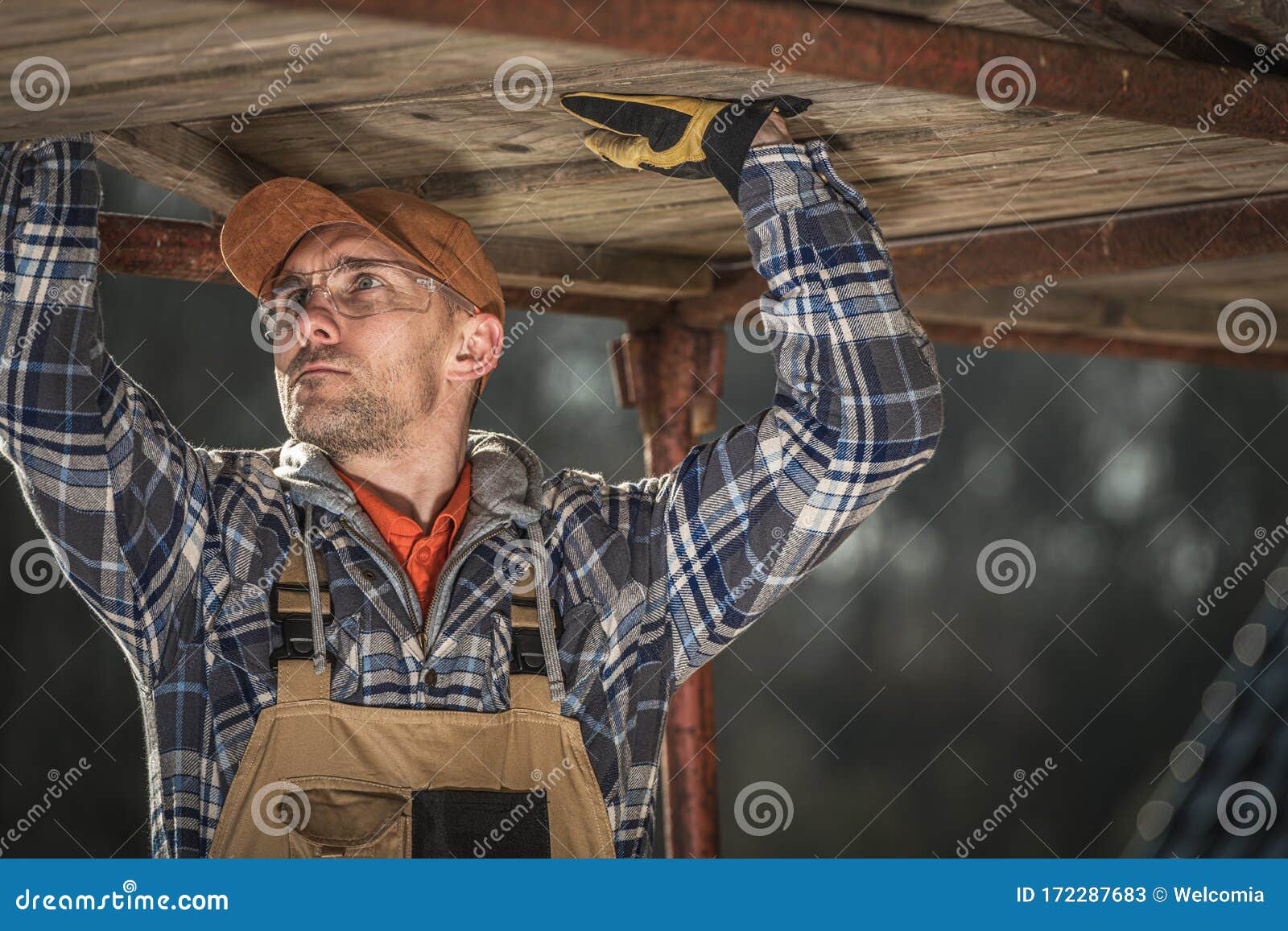 Scaffolding Assembly Job stock image. Image of house - 172287683