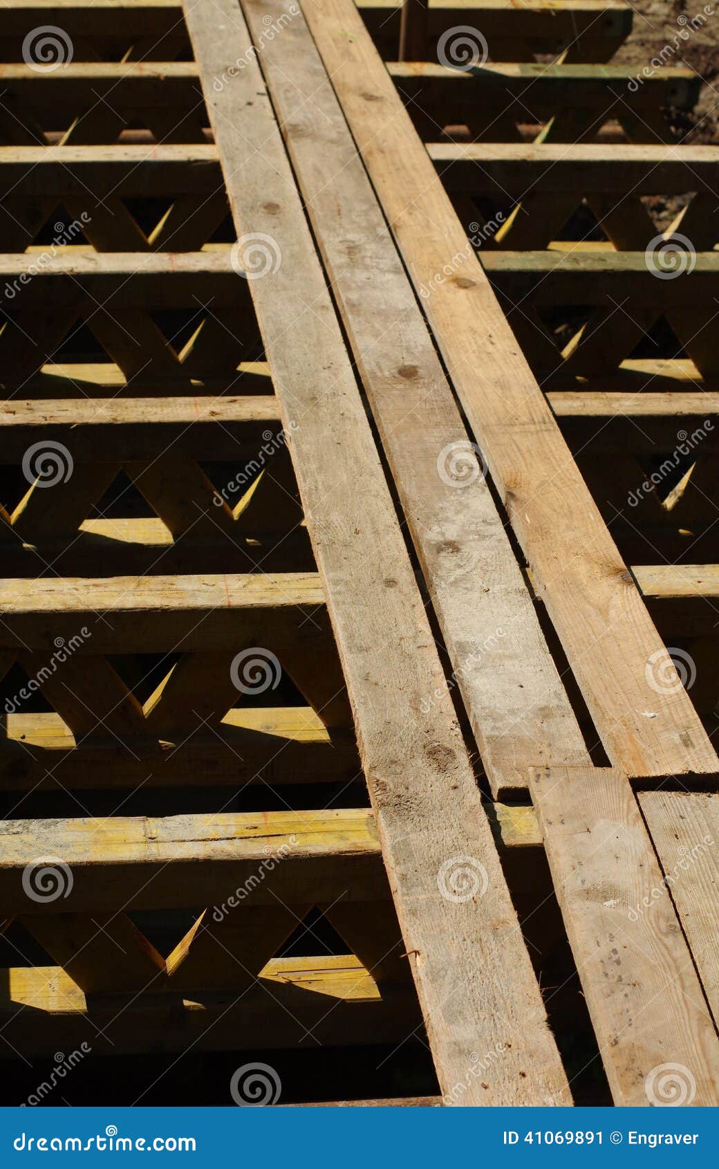 Wood planks as a scaffold platform - classholf