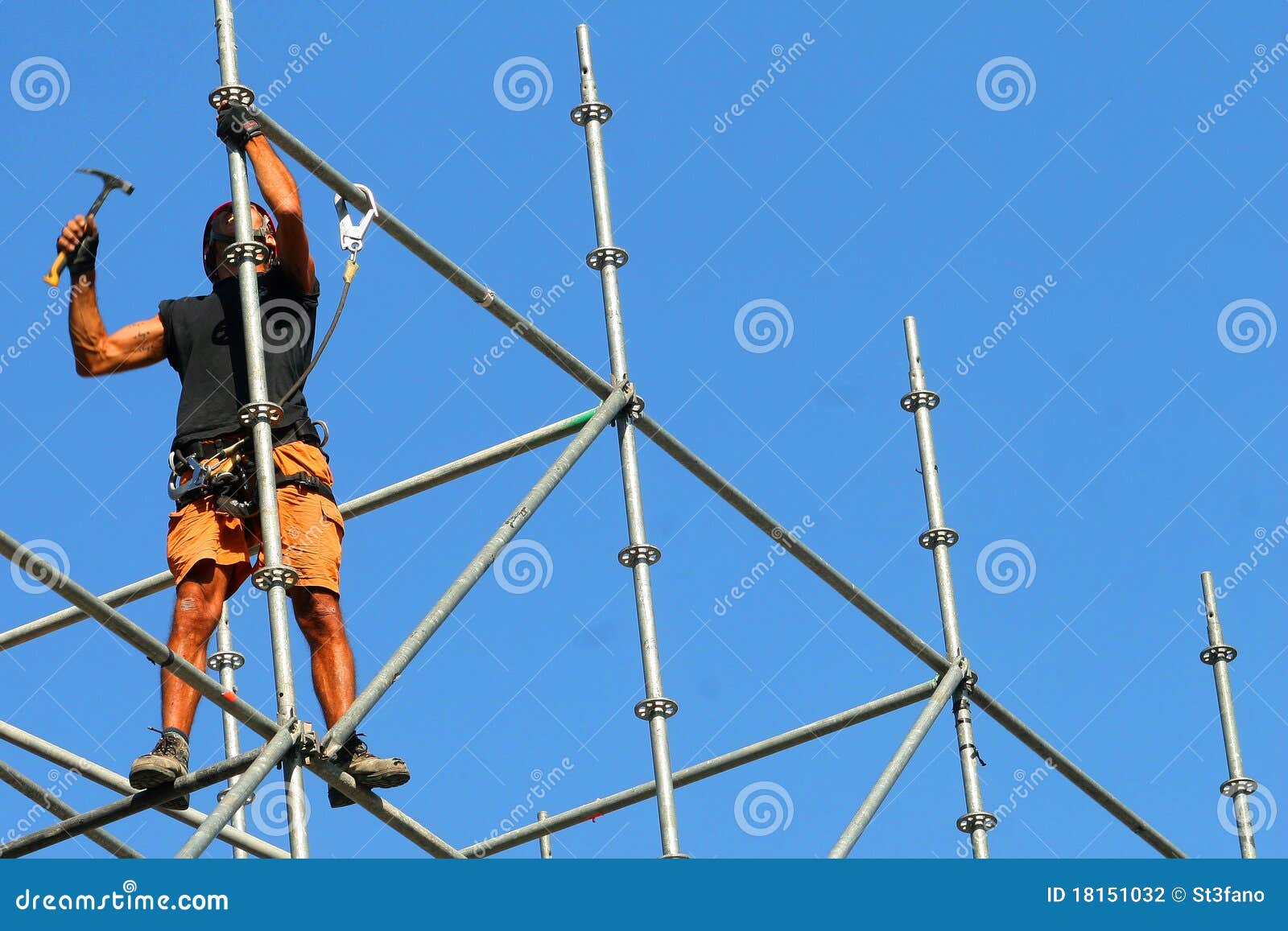 SCAFFOLDING WORKER editorial photography. Image of hammer - 18151032