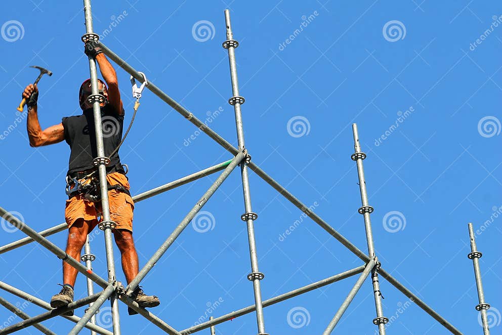 SCAFFOLDING WORKER editorial photography. Image of hammer - 18151032