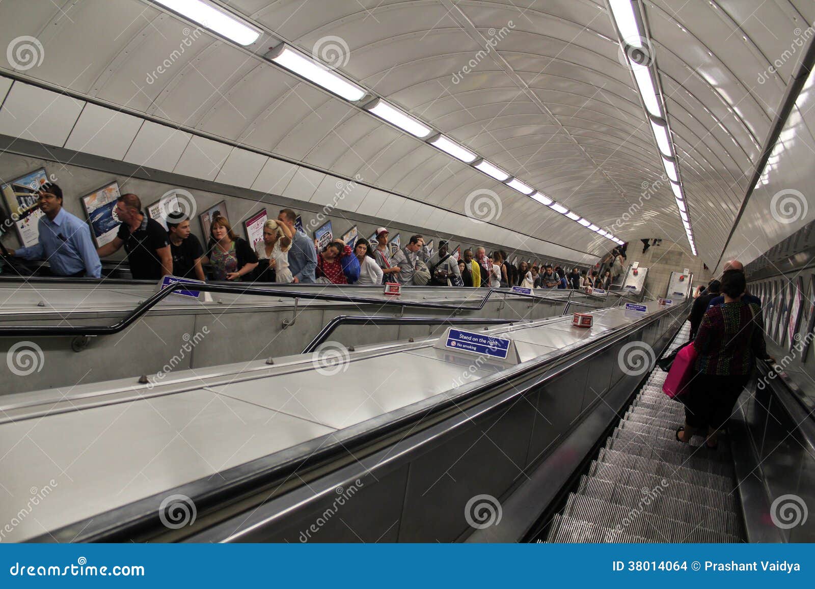 SCALA MOBILE DELLA METROPOLITANA Immagine Stock Editoriale - Immagine ...