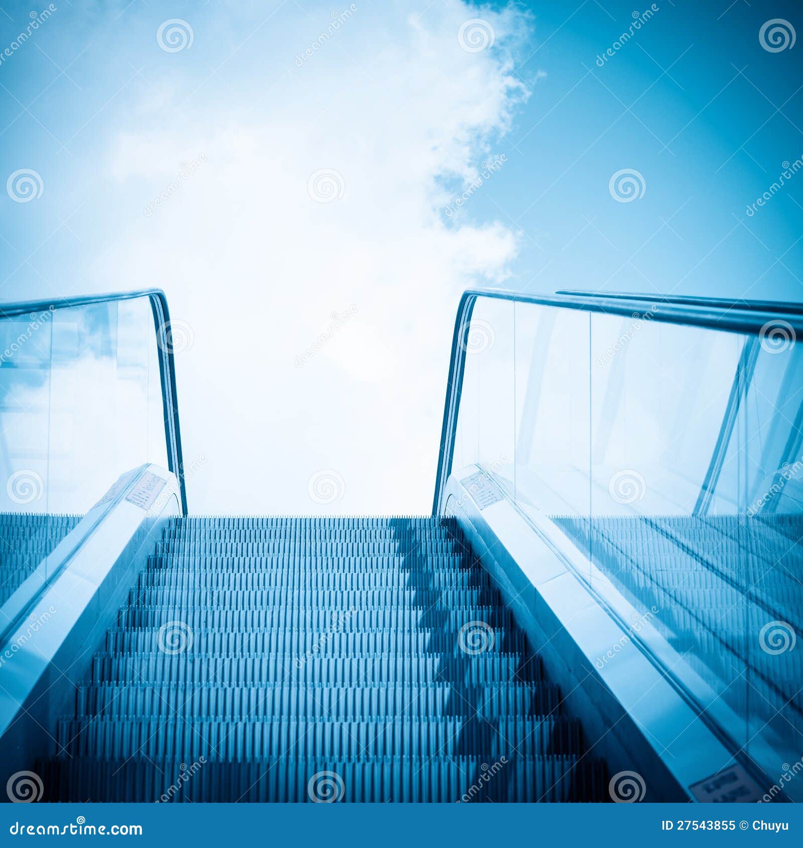 Scala mobile e cielo blu immagine stock. Immagine di paesaggio - 27543855