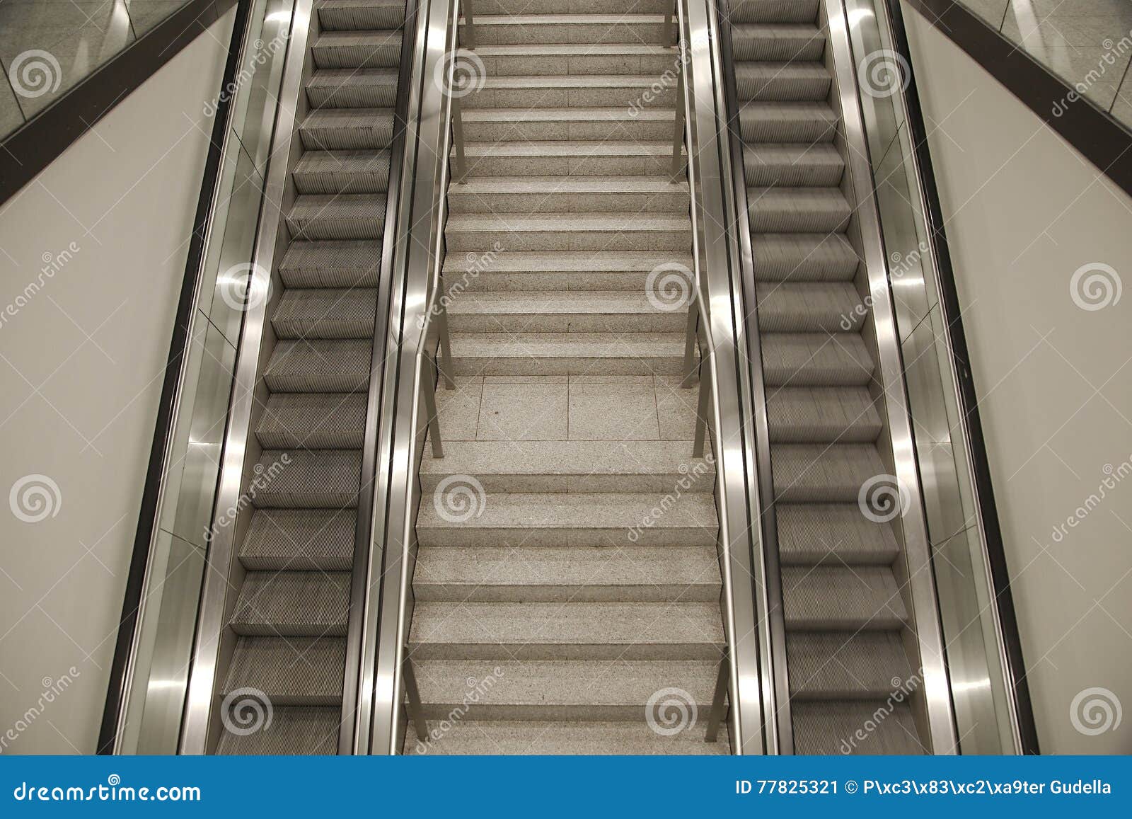 Scala mobile e sttair immagine stock. Immagine di stazione - 77825321