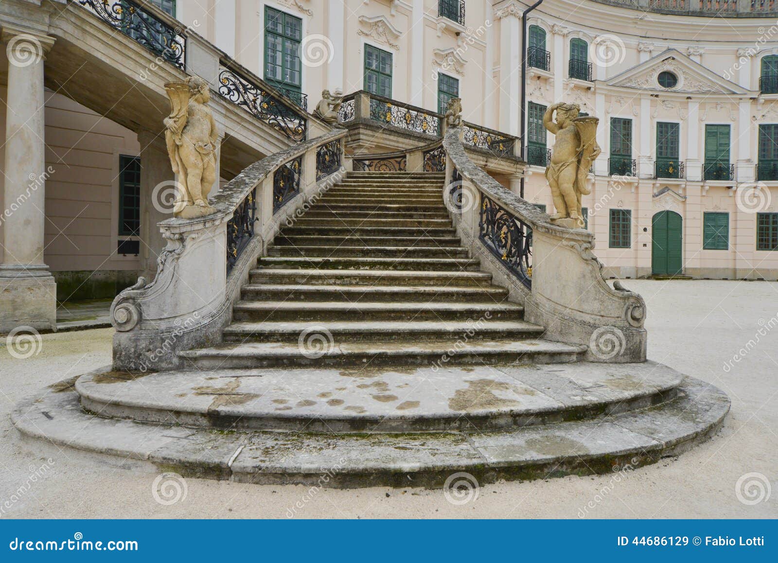 Scala Nel Castello Di Esterhazy Immagine Stock - Immagine di castello ...