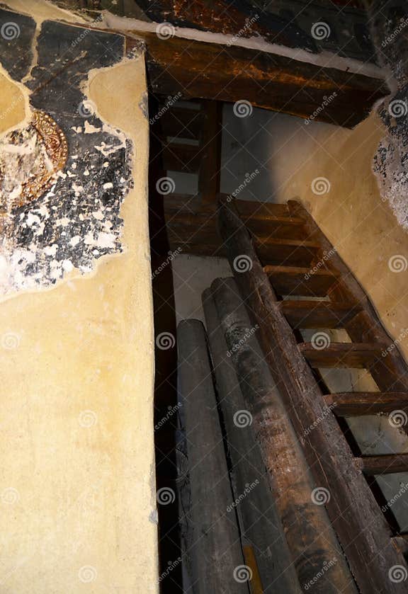 Scala Ripida E Stretta Per Il Secondo Piano Immagine Stock Editoriale ...