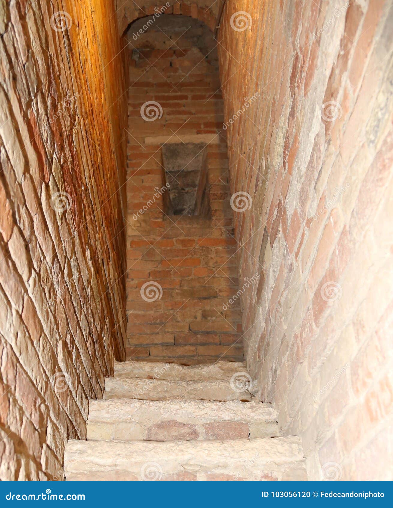 Scala Ripida Stretta Dentro Una Torre Medievale Fotografia Stock ...