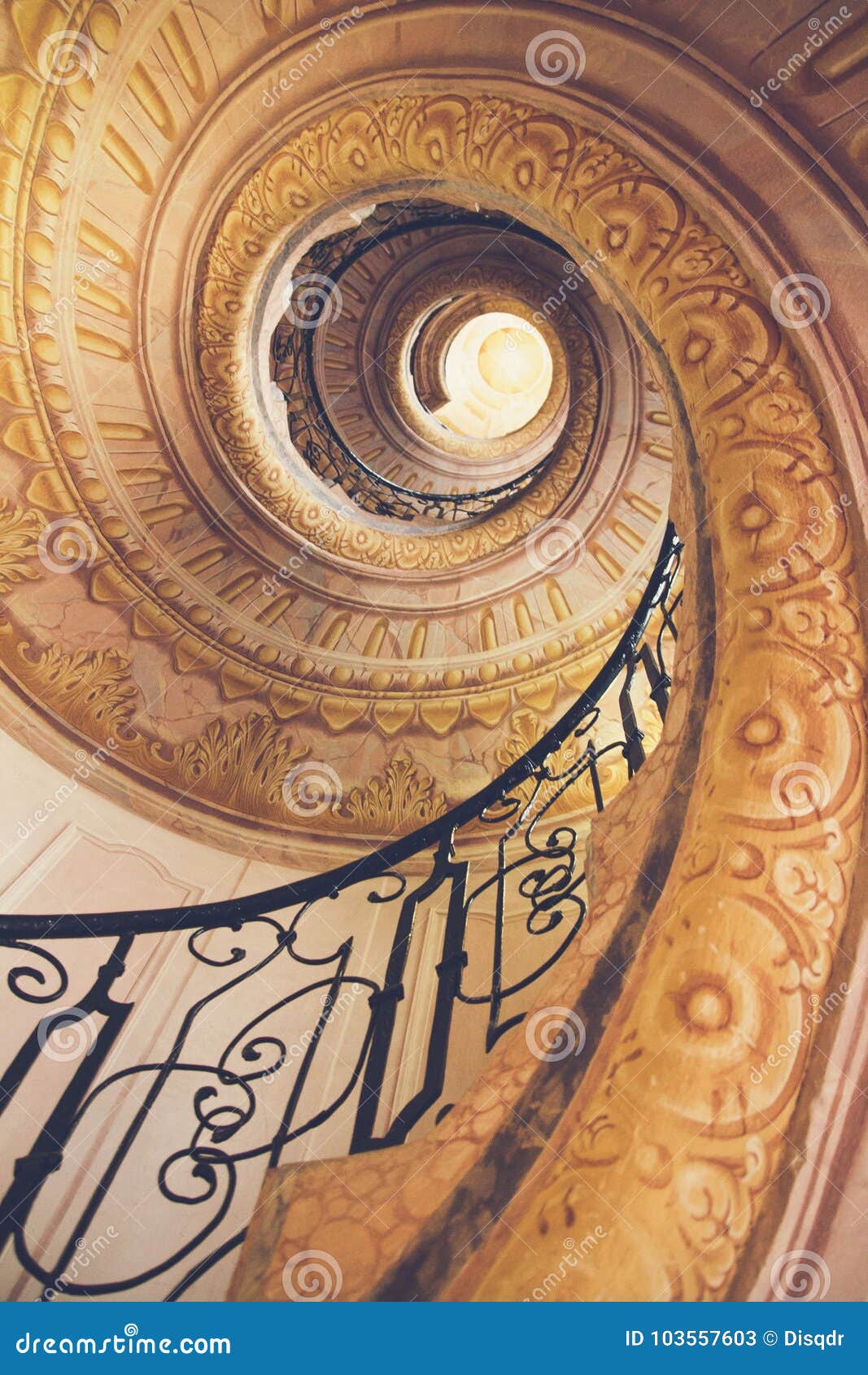 Scala a Spirale in Vecchio Castello Immagine Stock - Immagine di ...