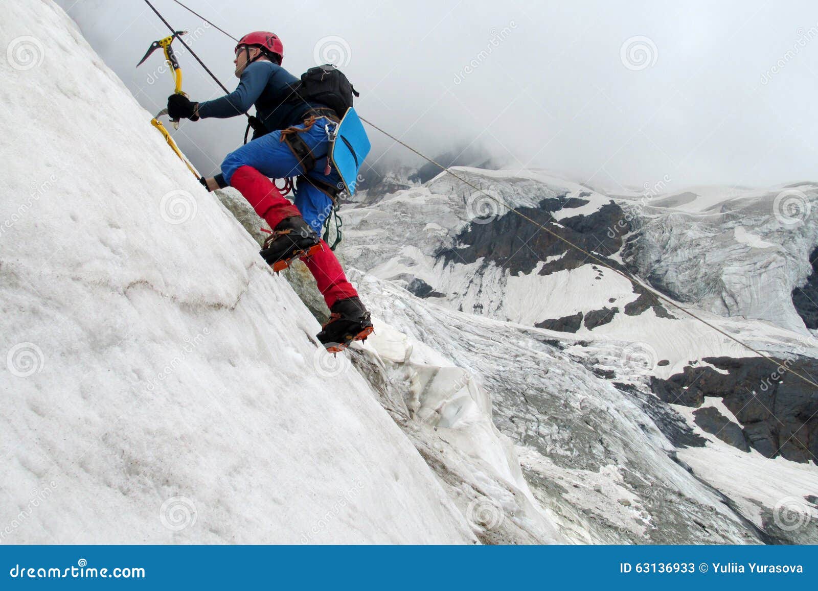 Scalatore Con Le Piccozze Da Ghiaccio Immagine Stock - Immagine di ...