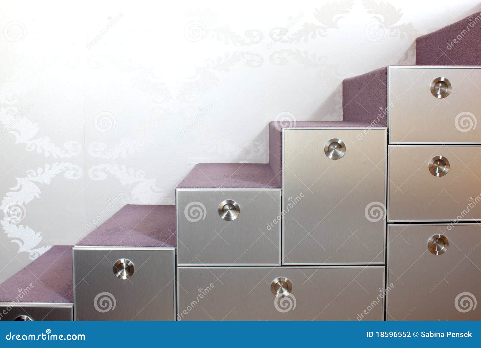 Scale Con E Cassetti Nella Casa Moderna Fotografia Stock - Immagine di ...