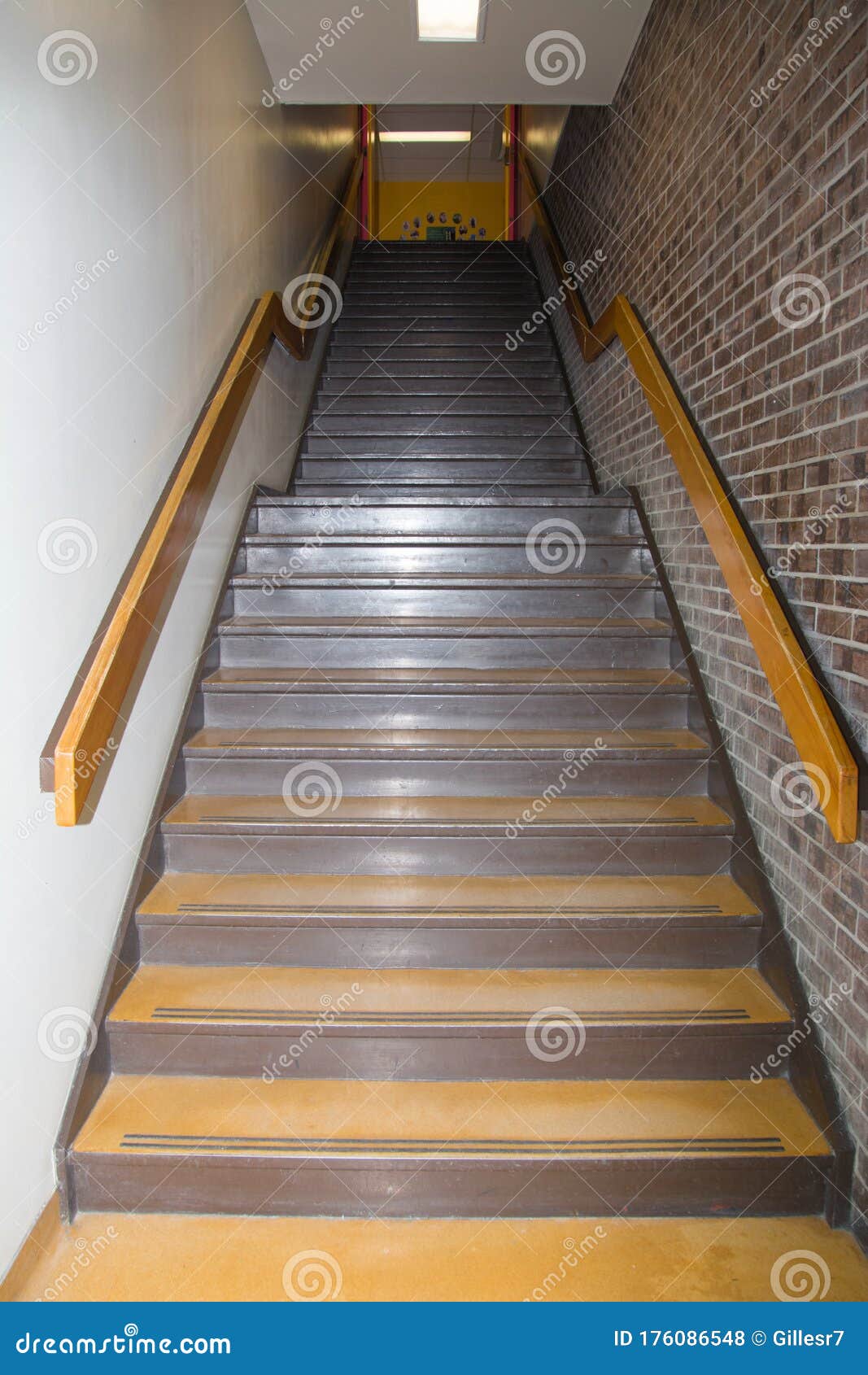 Scale Di Grandi Dimensioni in Un Edificio Fotografia Stock - Immagine ...