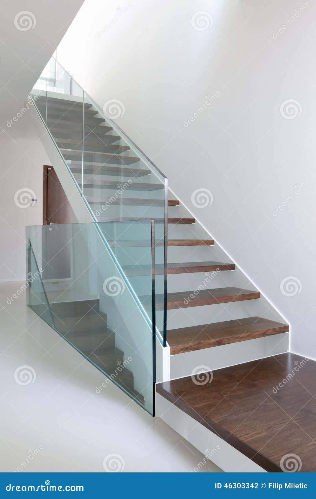 Scale Di Legno Con La Balaustra Di Vetro Fotografia Stock - Immagine di ...