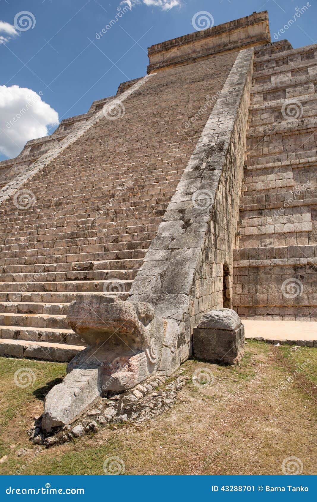 Scale Maya Del Tempio Con La Testa Scolpita Del Serpente Alla Base ...