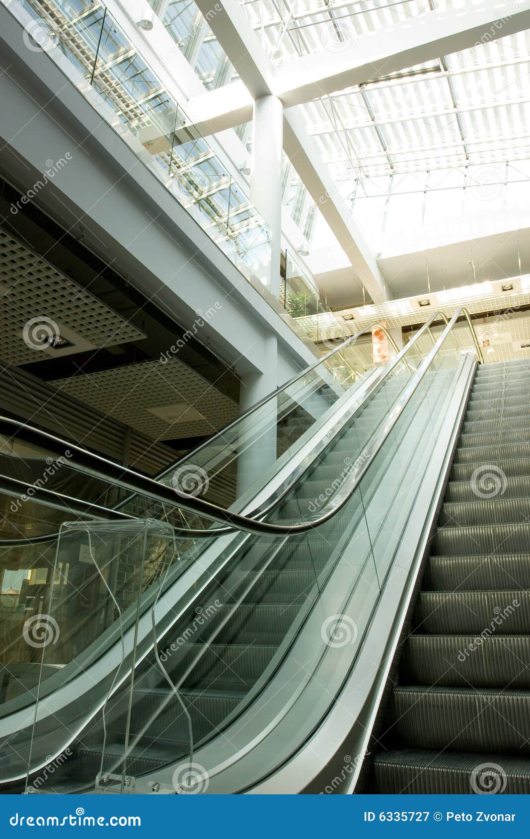 Scale Mobili Nel Centro Commerciale Immagine Stock - Immagine di giù ...