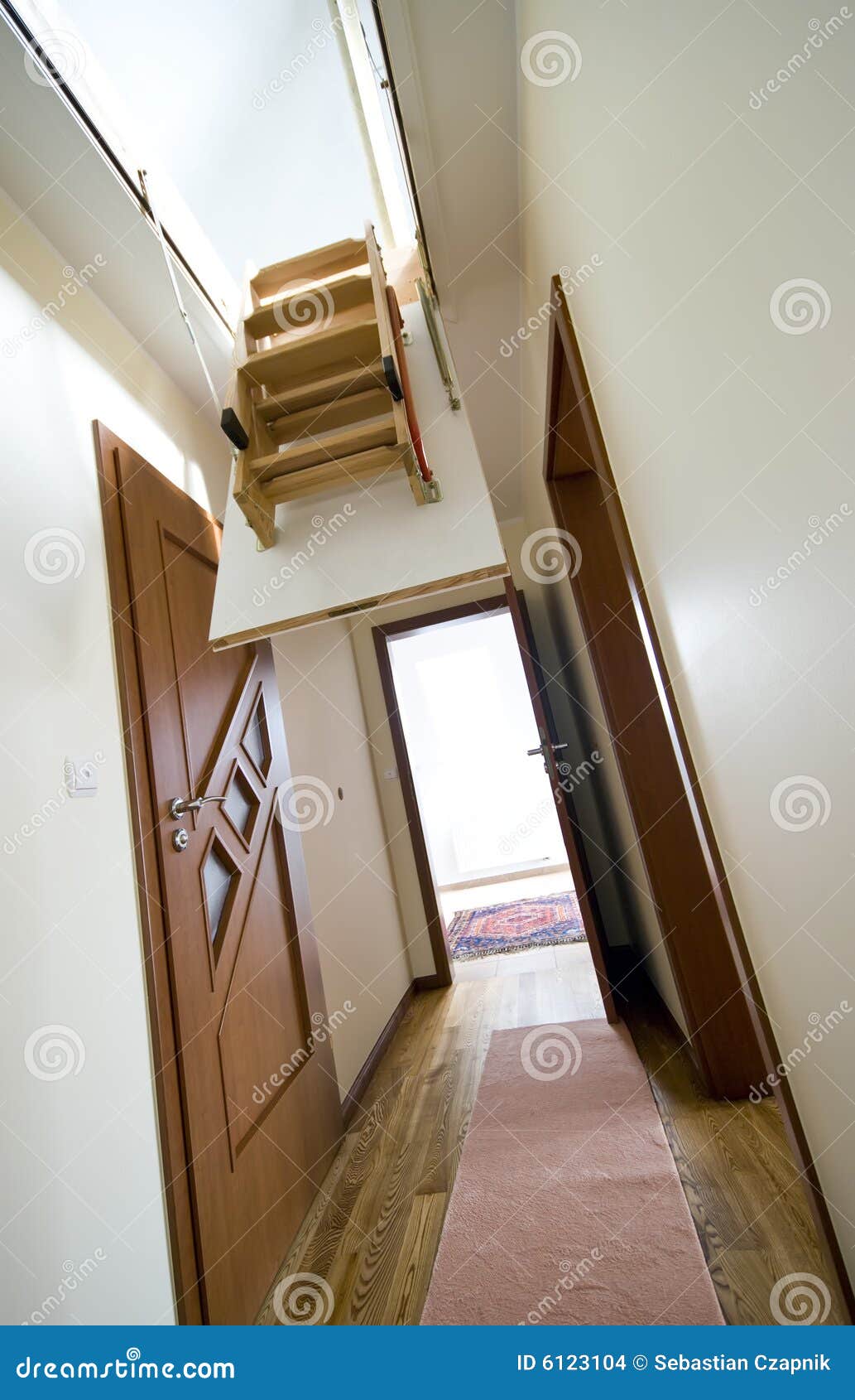 Scaletta Della Soffitta in Casa Moderna Fotografia Stock - Immagine di ...