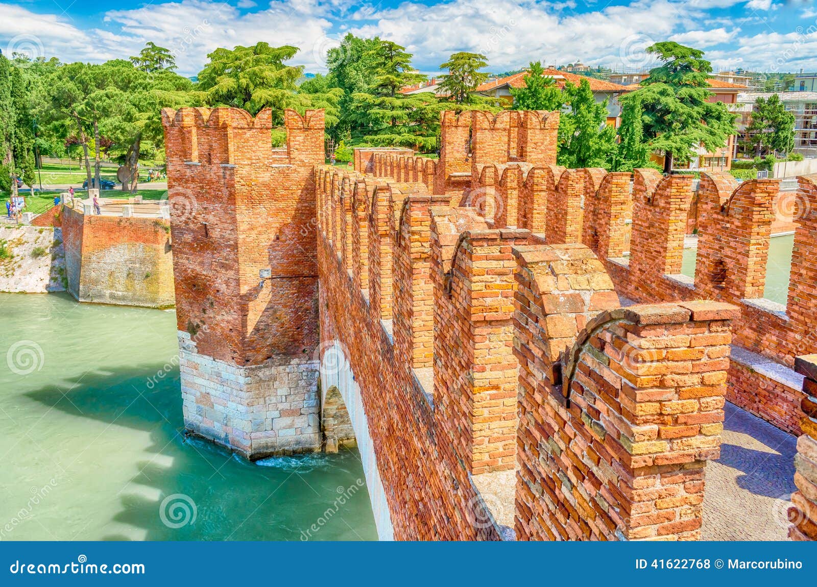 Scaliger Bridge (Castelvecchio Bridge) in Verona, Italy Editorial Stock ...