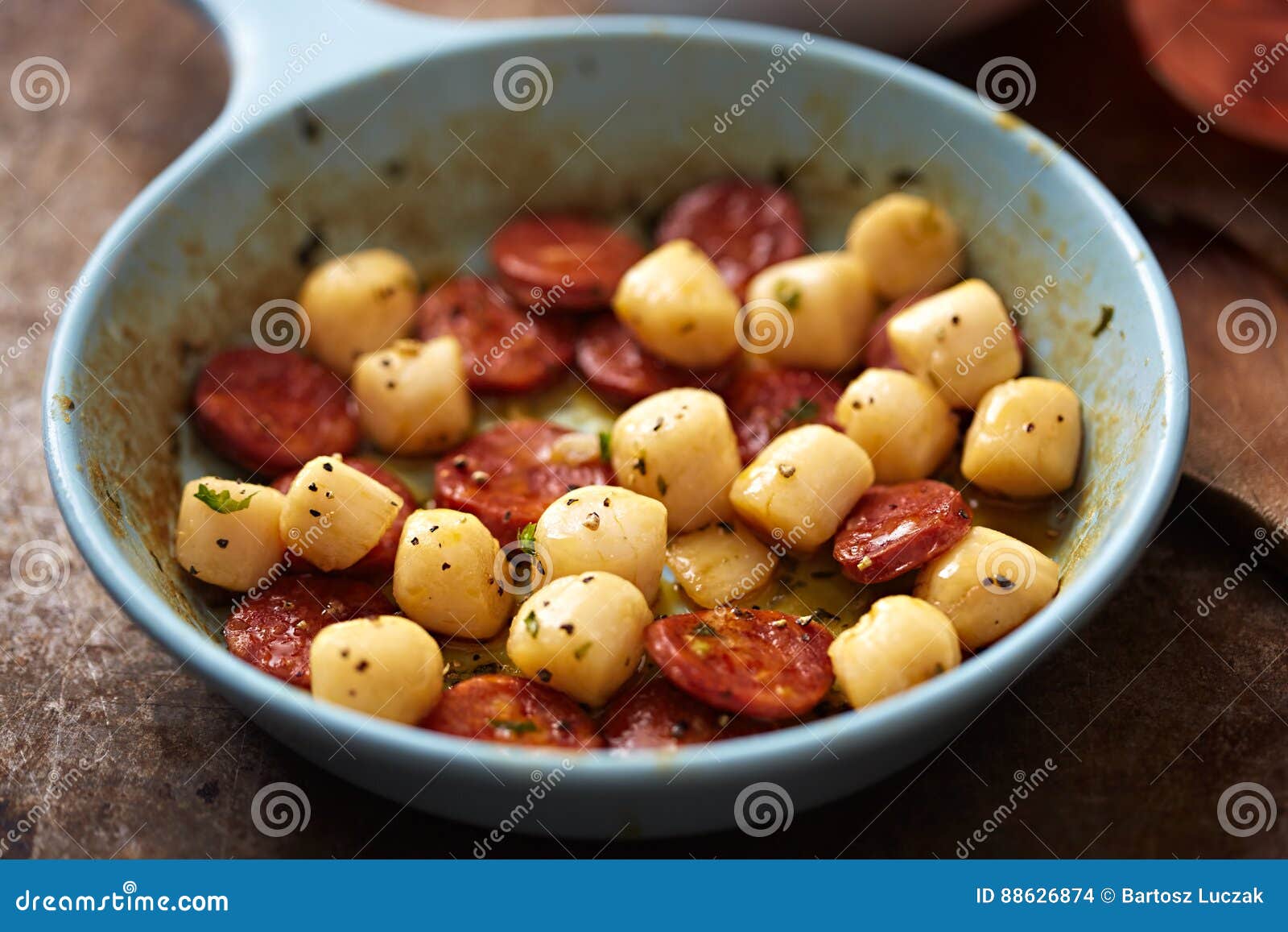Scallops chorizo pan stock photo. Image of cuisine, moody - 88626874