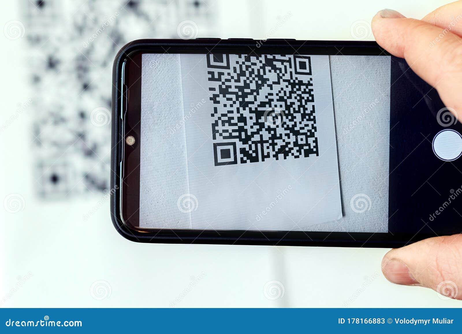 Scan Qr Code Mit Ihrem Handy Stockbild - Bild von kommunikation ...