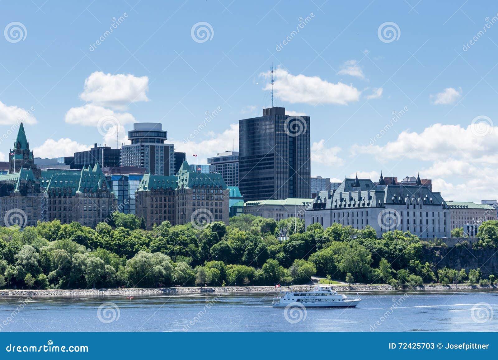 Scape De Ville Un Jour Ensoleillé Photo stock éditorial - Image du ...