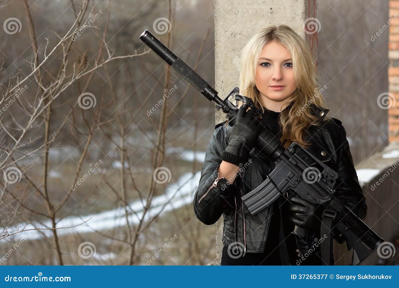 Scared girl with a rifle stock image. Image of nice, crime - 37265377
