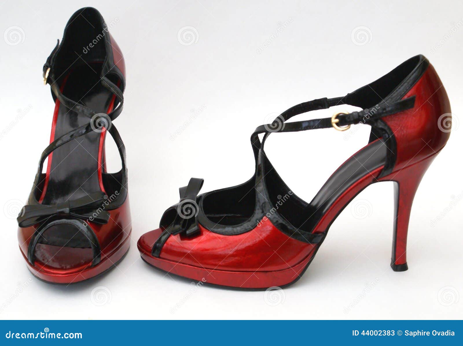 Scarpe alla moda rosse immagine stock. Immagine di sandali - 44002383