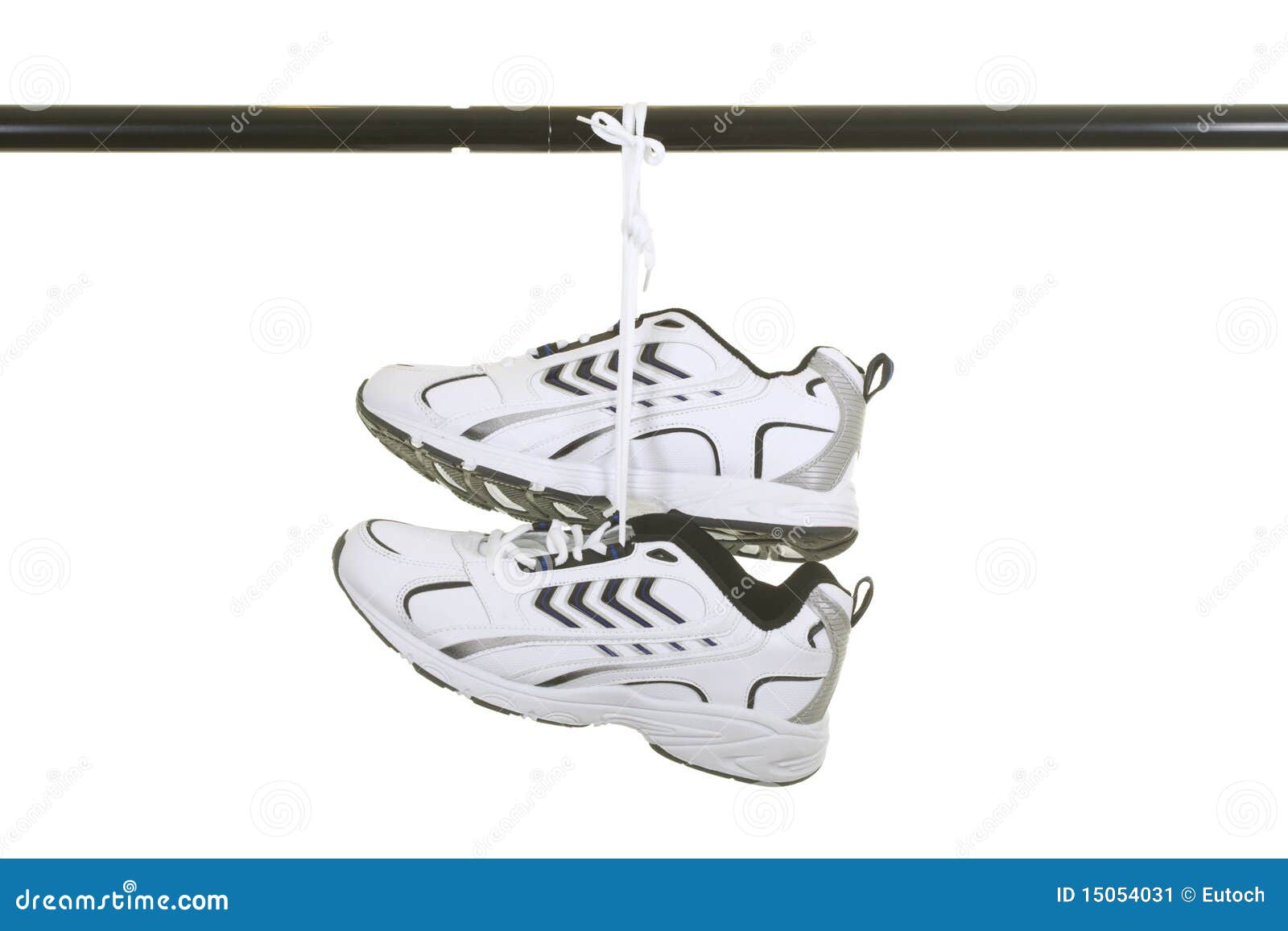 Scarpe da tennis appese immagine stock. Immagine di piede - 15054031