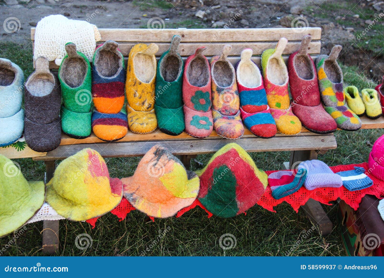 Scarpe Di Lana Variopinte E Cappelli Immagine Stock - Immagine di ...