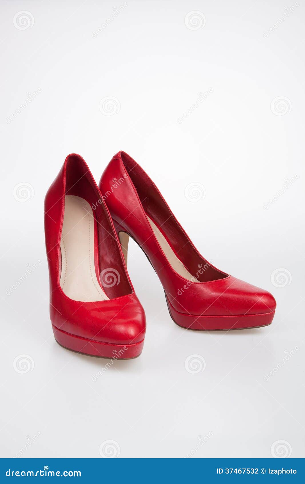 Scarpe Rosse Dei Tacchi Alti Fotografia Stock - Immagine di modo, amore ...