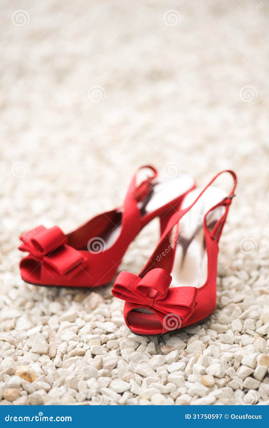 Scarpe rosse di nozze immagine stock. Immagine di sposa - 31750597