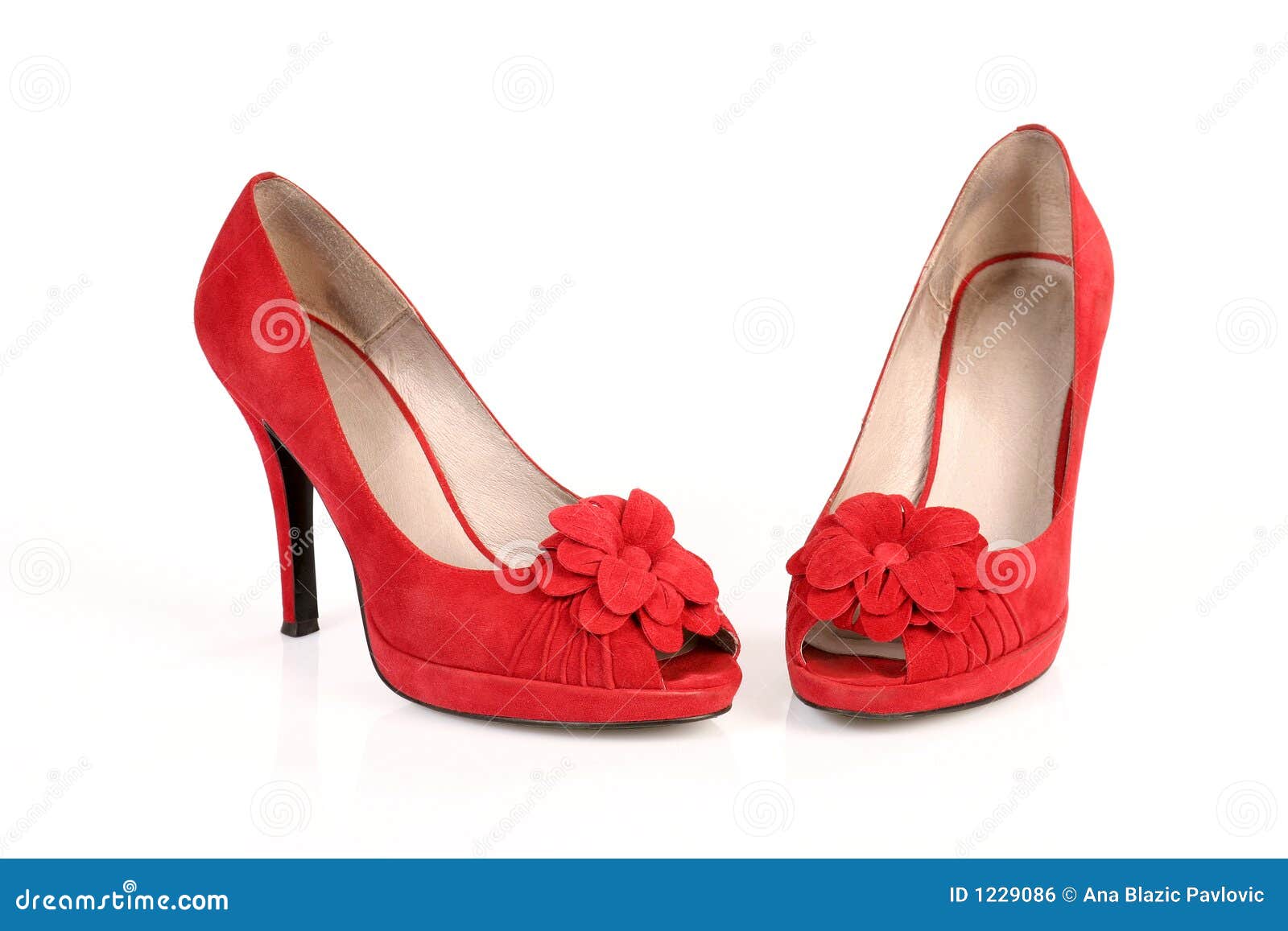Scarpe rosse romantiche fotografia stock. Immagine di piedi - 1229086
