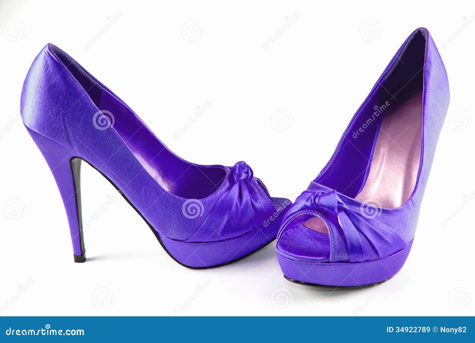 Scarpe viola delle donne immagine stock. Immagine di eleganza - 34922789