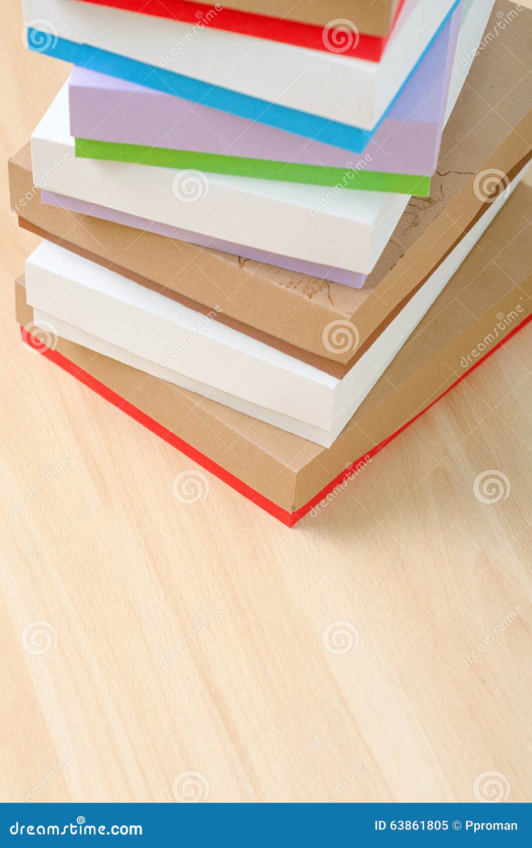 Scatole Brillantemente Colorate Per I Regali Immagine Stock - Immagine ...