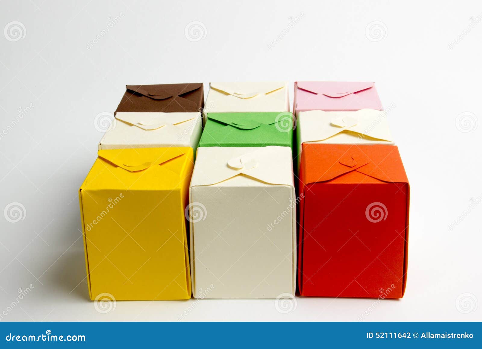 Scatole Colorate Fatte Di Cartone Fotografia Stock - Immagine di arco ...