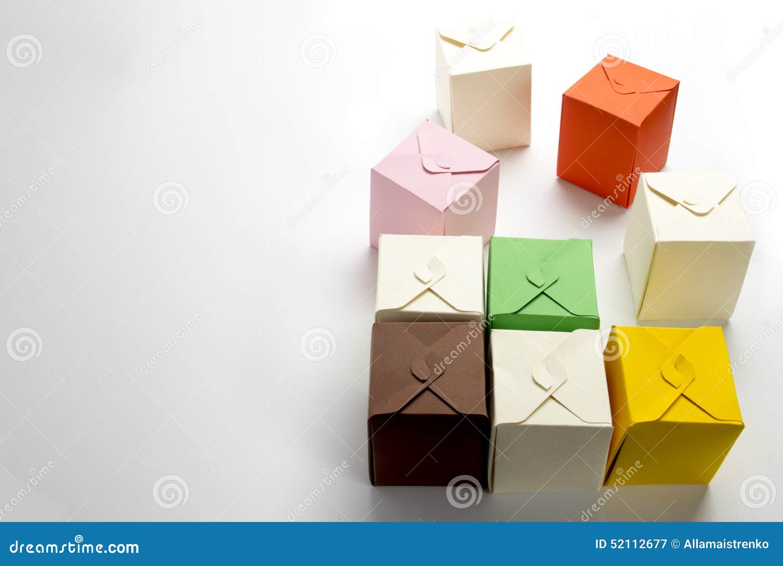 Scatole Colorate Fatte Di Cartone Immagine Stock - Immagine di mucchio ...