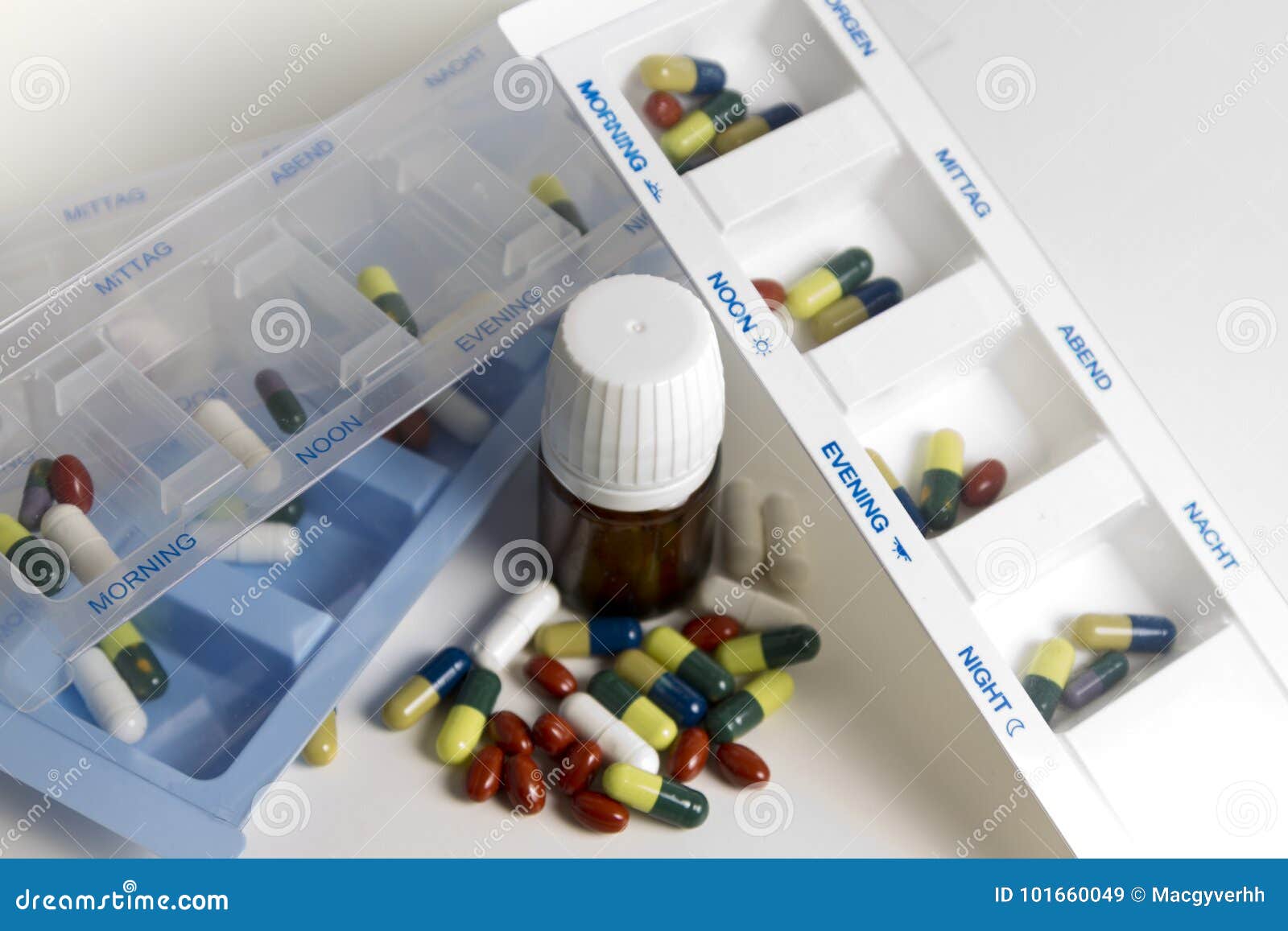 Scatole Della Medicina Con Le Pillole E Le Medicine Immagine Stock ...