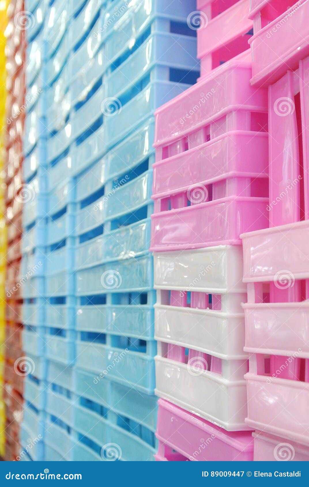 Scatole Di Plastica Colorate Immagine Stock - Immagine di fila ...